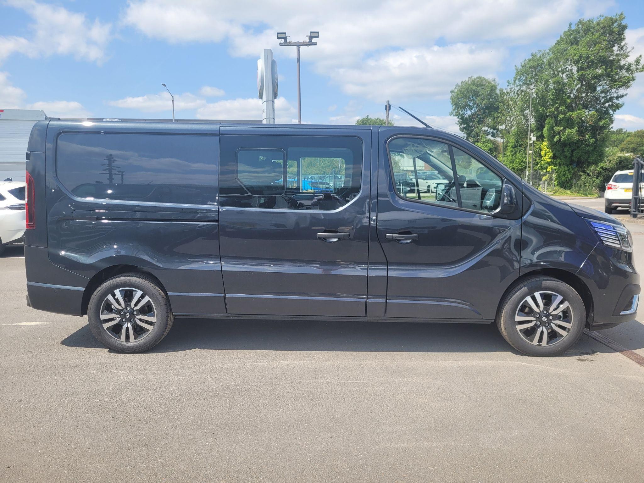 Used Renault Trafic 2.0 dCi Blue 30 Extra Sport Crew Van EDC LWB Euro 6 ...