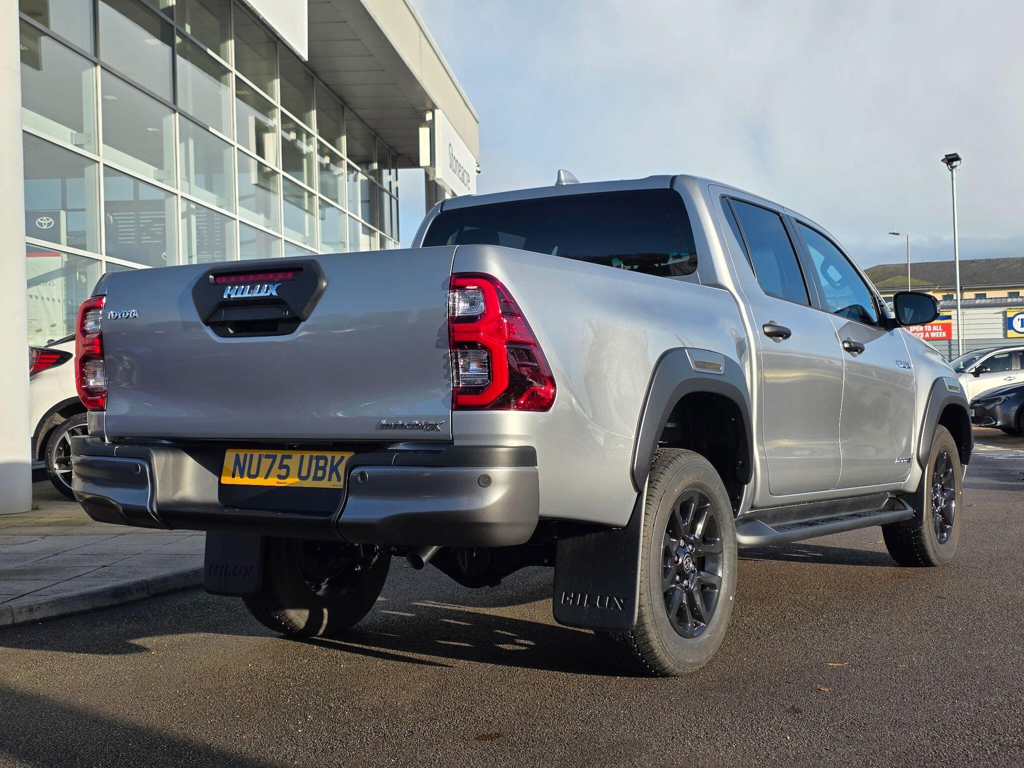 Pre Registered Toyota Hilux 2.8 D-4D-h Invincible X Auto 4WD Euro 6 4dr ...