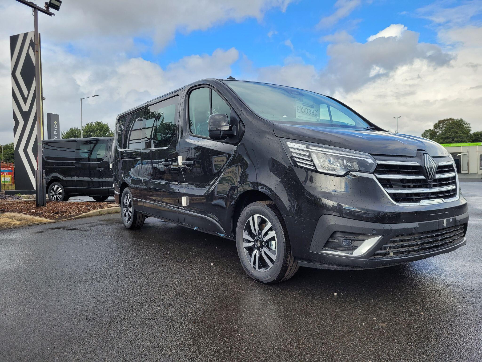 New Renault Trafic 2.0 dCi Blue 30 Extra Sport Crew Van EDC LWB Euro 6 ...